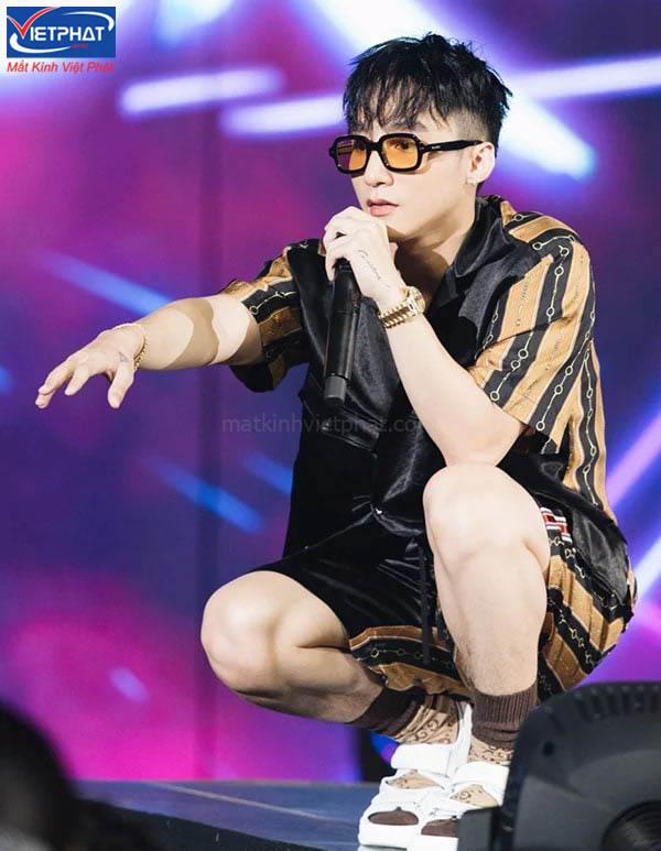 Top 8 Các Mẫu Gọng Kính Sơn Tùng Đeo Hot Nhất